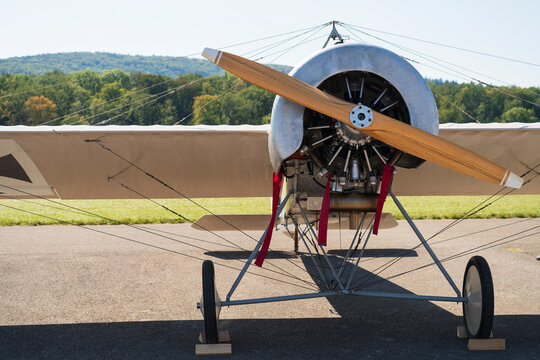 Monoplane Bilder – Durchsuchen 4,693 Archivfotos, Vektorgrafiken und ...