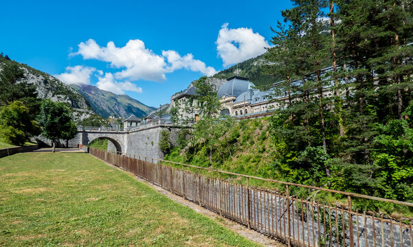 รูปภาพCanfranc – เลือกดูภาพถ่ายสต็อก เวกเตอร์ และวิดีโอ1,010 | Adobe Stock