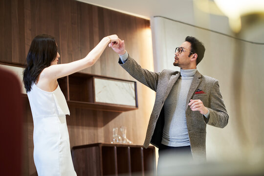 "Upper Class" Immagini - Sfoglia 13,860 foto, vettoriali e video Stock | Adobe Stock