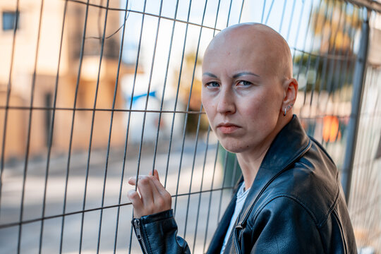 "Bald Woman" Bilder – Durchsuchen 326 Archivfotos, Vektorgrafiken und ...