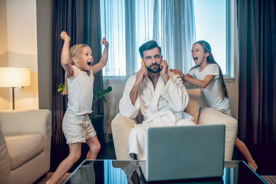 รูปภาพInterfering – เลือกดูภาพถ่ายสต็อก เวกเตอร์ และวิดีโอ86,386 ...