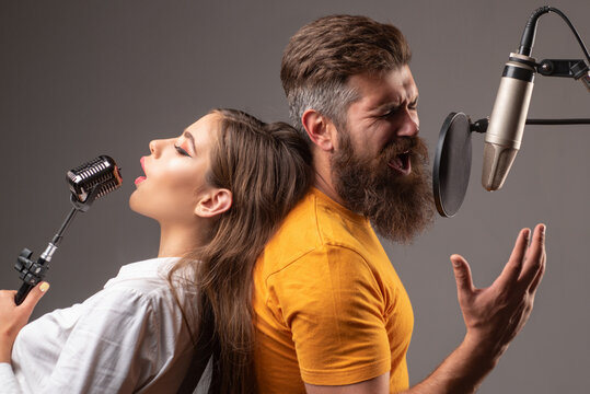 Duet Singing Bilder – Durchsuchen 3,633 Archivfotos, Vektorgrafiken und ...