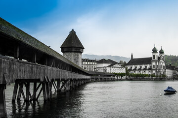 Night time shot of the iconic medieval Lucerne Chapel footbridge ...