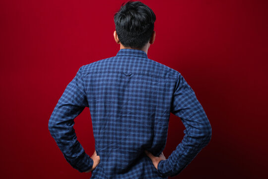 Man Facing Backwards Bilder – Durchsuchen 2,550 Archivfotos ...