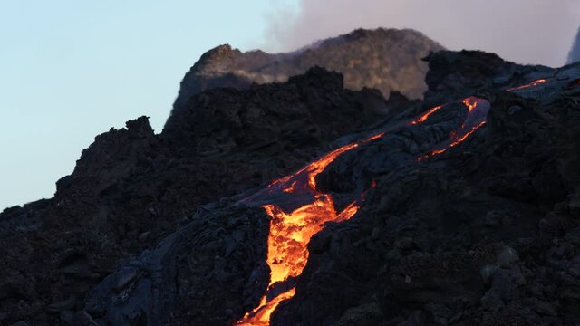 「Lavafall」の写真素材 | 16件の無料イラスト画像 | Adobe Stock