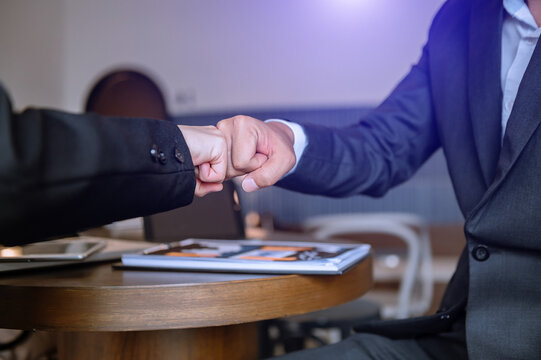 Negotiation Closing Agreement Images – Browse 1,673 Stock Photos ...