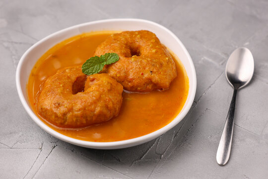 Idli Vada Images – Browse 1,756 Stock Photos, Vectors, and Video ...