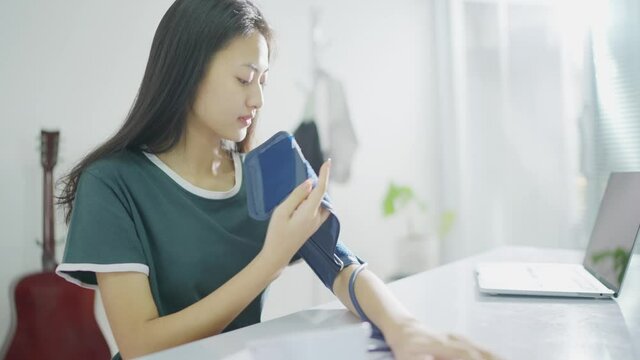 「Self-Monitoring」の写真素材 | 372件の無料イラスト画像 | Adobe Stock