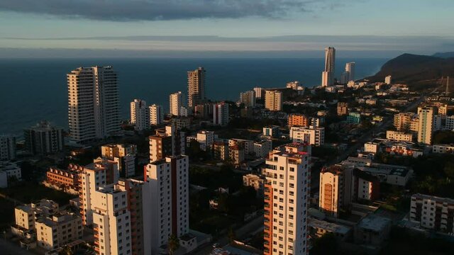 Imágenes de Edificos: descubre bancos de fotos, ilustraciones, vectores ...