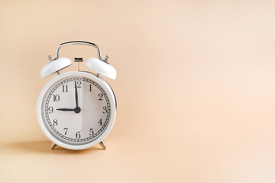 รูปภาพ9:00 – เลือกดูภาพถ่ายสต็อก เวกเตอร์ และวิดีโอ1,205 | Adobe Stock