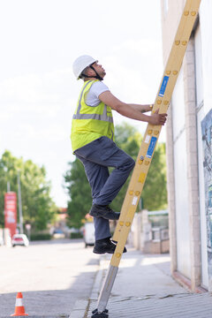 Working At Height Ladder Images – Browse 1,381 Stock Photos, Vectors ...