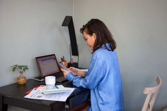 Employee Working At Desk Images – Browse 331,361 Stock Photos, Vectors ...