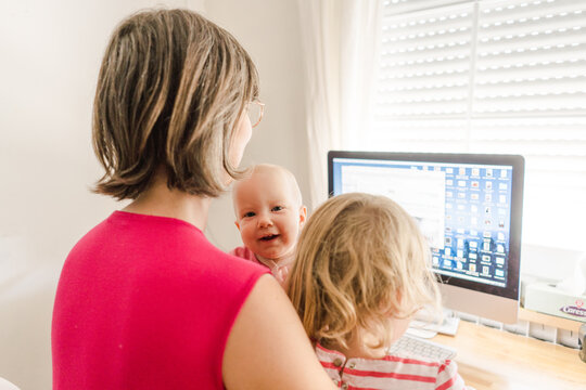 Multitask Mom Bilder – Durchsuchen 6,303 Archivfotos, Vektorgrafiken ...