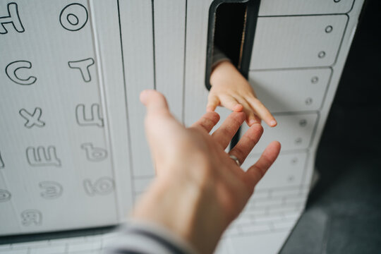 Handbreadth bilder – Bläddra bland 1,723 stockfoton, vektorer och ...