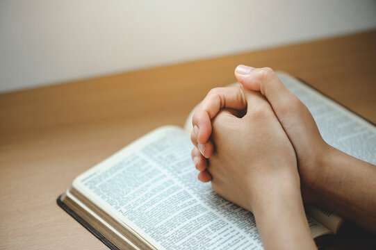 Afbeeldingen over "Praying Hand" – Blader in stockfoto's, vectoren en ...