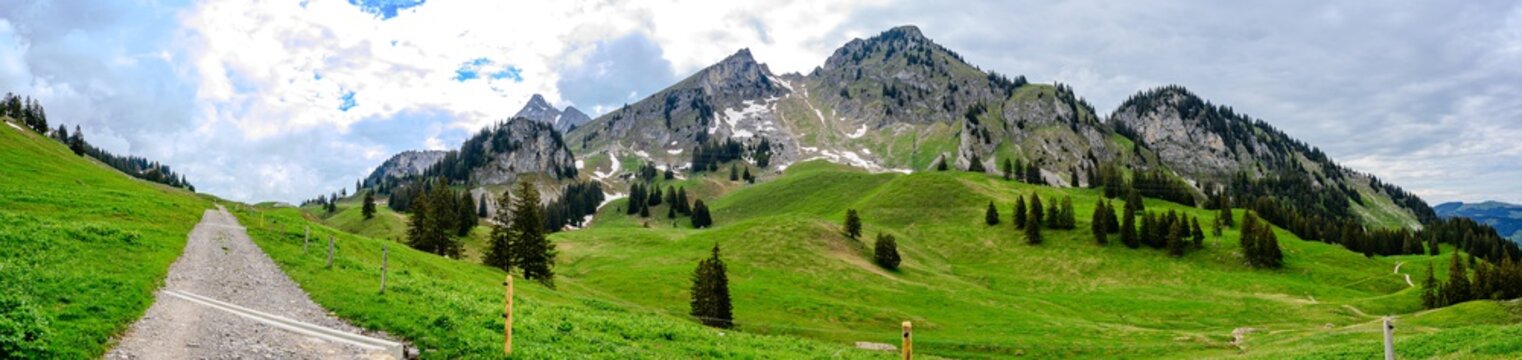 Jaunpass Bilder – Durchsuchen 554 Archivfotos, Vektorgrafiken und ...