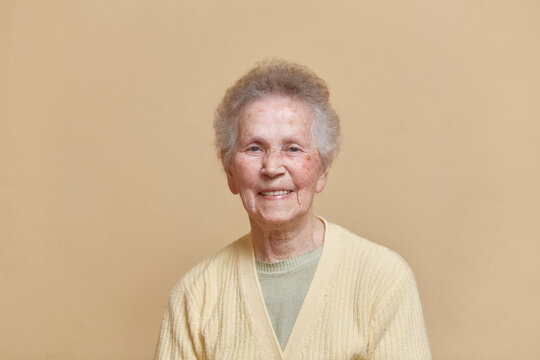 Großmutter Bilder – Durchsuchen 622,917 Archivfotos, Vektorgrafiken und ...