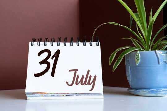 "Thirty First" Bilder – Durchsuchen 430 Archivfotos, Vektorgrafiken und ...