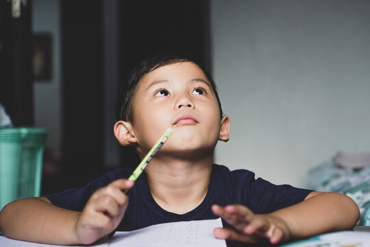 Denkerpose Bilder – Durchsuchen 147 Archivfotos, Vektorgrafiken und ...