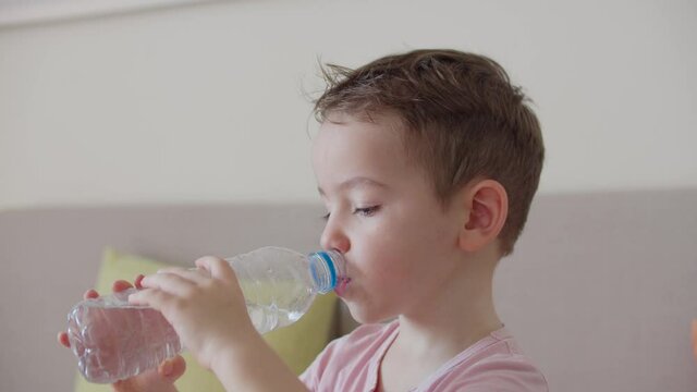 "Child Drink Water" Images – Parcourir 165 le catalogue de photos ...
