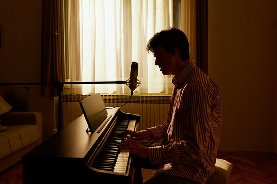 Sjunga bilder – Bläddra bland 363,266 stockfoton, vektorer och videor ...