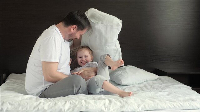 Dad Bed Bilder – Durchsuchen 83,172 Archivfotos, Vektorgrafiken und ...