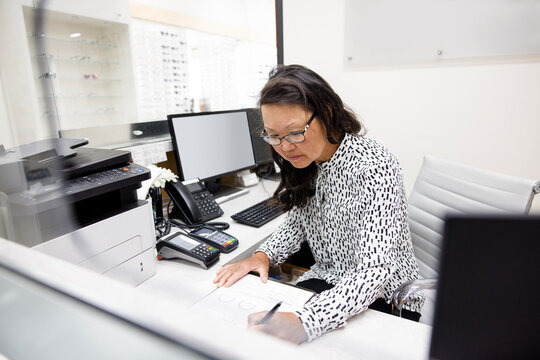 Receptionist Bilder – Durchsuchen 135,615 Archivfotos, Vektorgrafiken ...