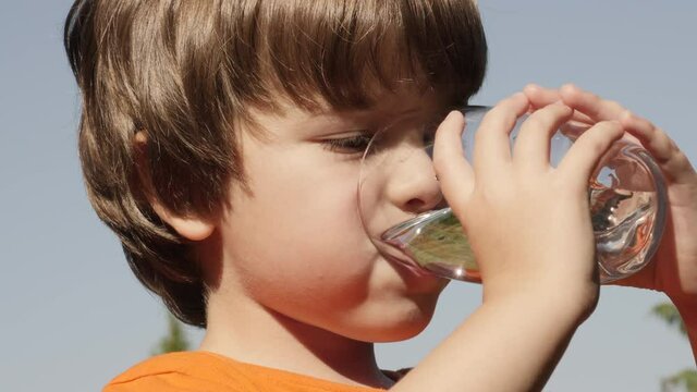 "Child Drink Water" Images – Parcourir 170 le catalogue de photos ...