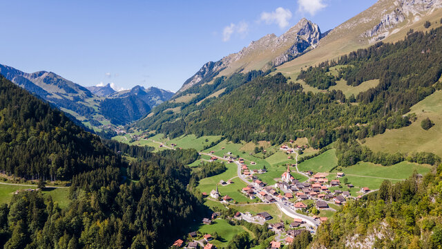 Jaunpass Bilder – Durchsuchen 499 Archivfotos, Vektorgrafiken und ...