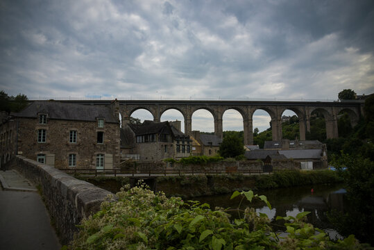 Afbeeldingen over Dinan – Blader in stockfoto's, vectoren en video's ...