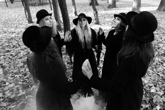 Coven Images – Parcourir 2,732 le catalogue de photos, vecteurs et ...