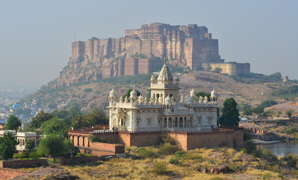 「Thada」の画像 - 1,071 件の Stock 写真、ベクターおよびビデオ | Adobe Stock