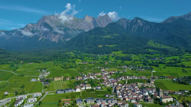 「Maienfeld」の写真素材 | 1,429件の無料イラスト画像 | Adobe Stock