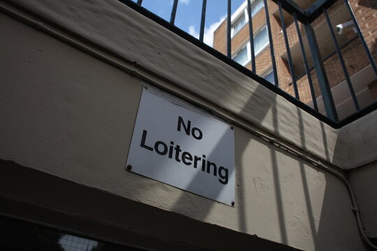 Loitering Bilder – Durchsuchen 629 Archivfotos, Vektorgrafiken und ...