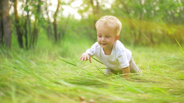 Afbeeldingen over "Baby Crawl" – Blader in stockfoto's, vectoren en ...
