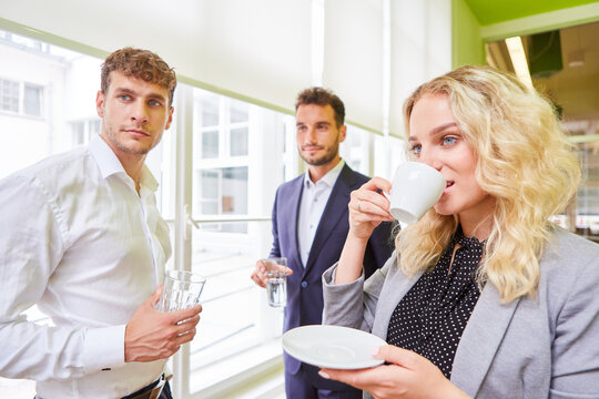 "Kaffee Trinken" Bilder – Durchsuchen 1,411 Archivfotos, Vektorgrafiken ...