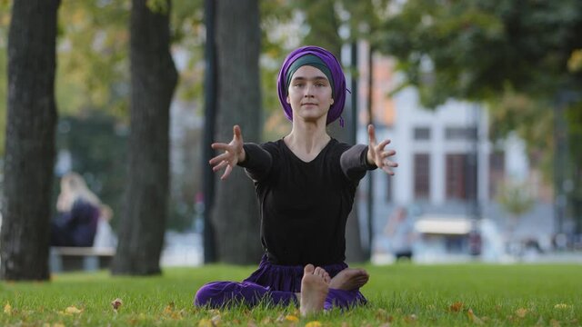 "Muslim Hijab" Images – Browse 627 Stock Photos, Vectors, and Video ...