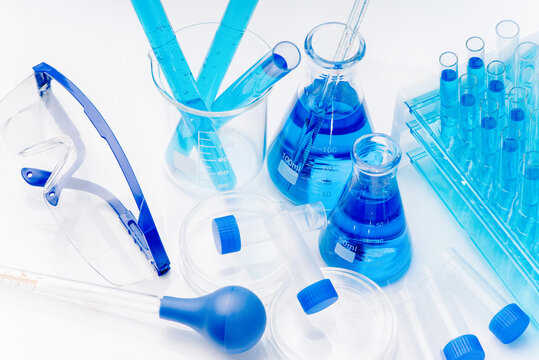 Blue Chemistry Bilder – Durchsuchen 388,884 Archivfotos, Vektorgrafiken ...