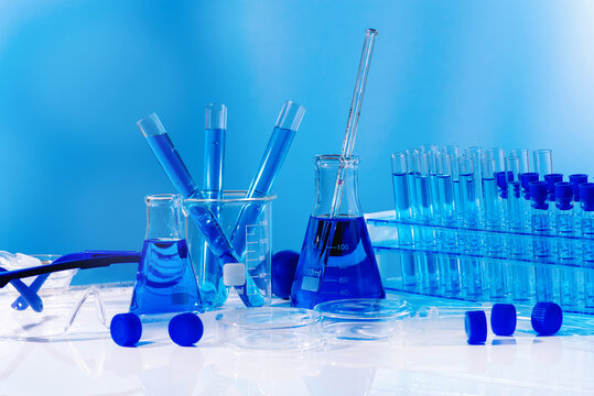 Blue Chemistry Bilder – Durchsuchen 388,884 Archivfotos, Vektorgrafiken ...