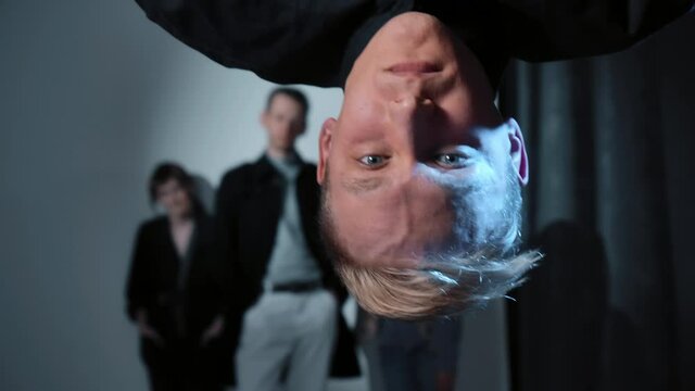 "Hanging Upside Down" Bilder – Durchsuchen 100 Archivfotos, Vektorgrafiken und Videos | Adobe Stock