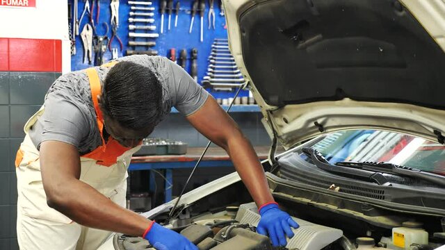 Auto Mechaniker Images – Browse 11,436 Stock Photos, Vectors, and Video ...