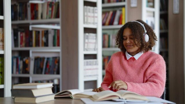 Black Teenage Student In Headphones Reading Book Images – Browse 49 ...