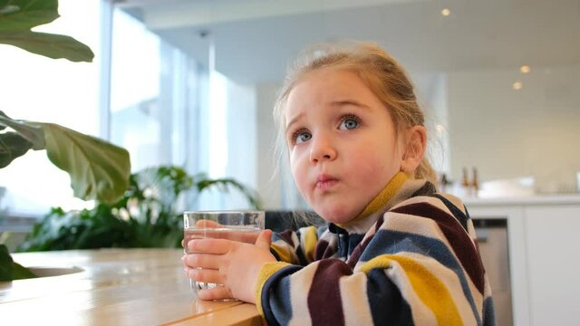 "Child Drink Water" Images – Parcourir 170 le catalogue de photos, vecteurs et vidéos | Adobe Stock