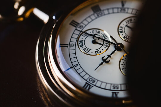 Afbeeldingen over "Passing Time" – Blader in stockfoto's, vectoren en ...