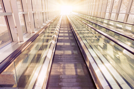 รูปภาพTravelator – เลือกดูภาพถ่ายสต็อก เวกเตอร์ และวิดีโอ1,058 | Adobe ...