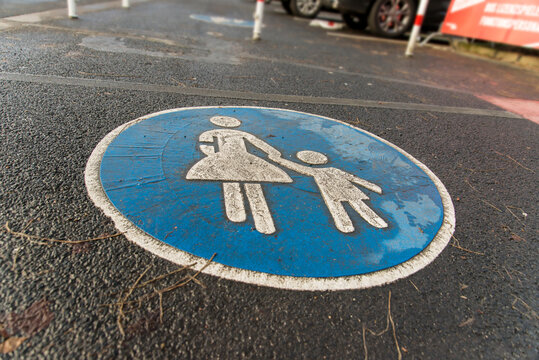 Gehweg 이미지 – 찾아보기 14,133 스톡 사진, 벡터 및 비디오 | Adobe Stock