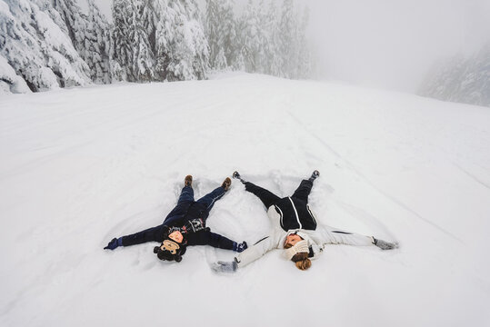 Snow Angels"」の写真素材 | 9,248件の無料イラスト画像 | Adobe Stock