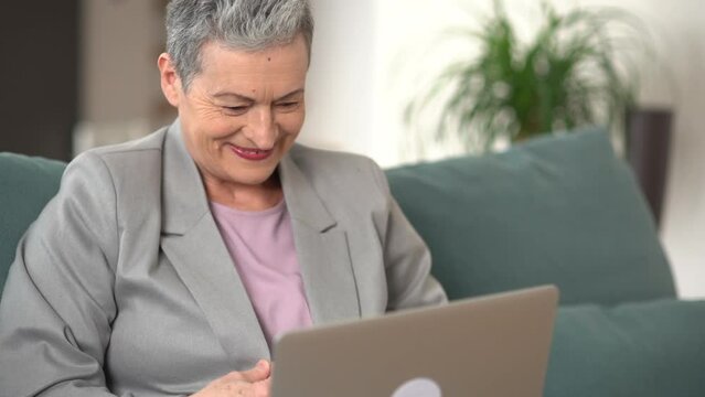 Old Lady Computer Images – Browse 34,233 Stock Photos, Vectors, and ...