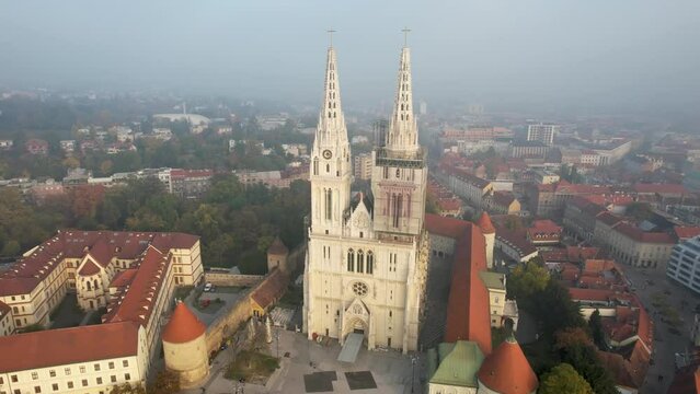 "Zagreb Cathedral" 影像 – 瀏覽 2,203 個素材庫相片、向量圖和影片 | Adobe Stock