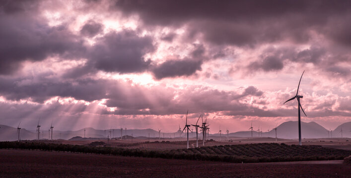 Dark.windmill bilder – Bläddra bland 5,196 stockfoton, vektorer och ...